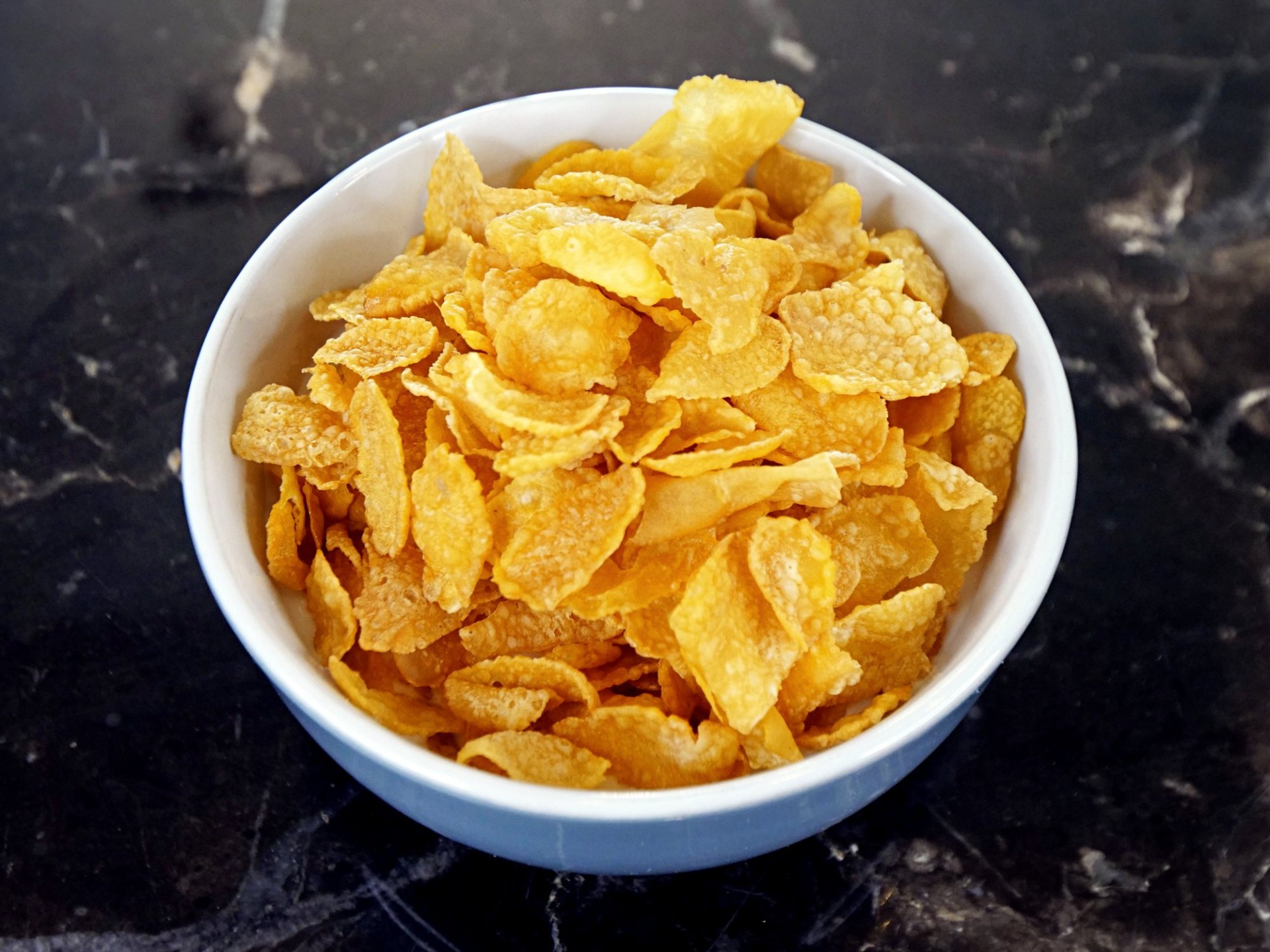 Płatki Corn Flakes z mlekiem i bananem