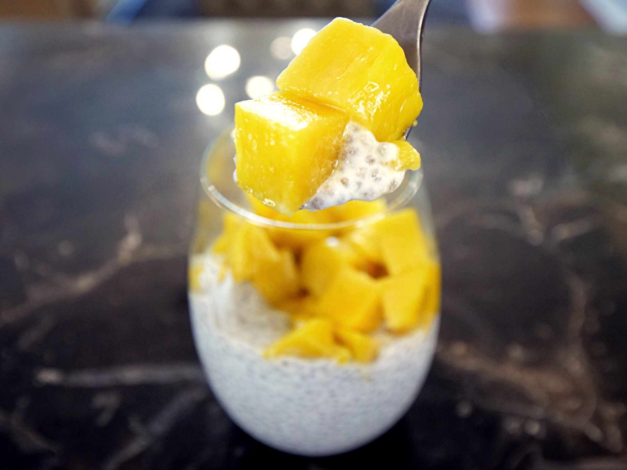 Kremowy deser chia z mango