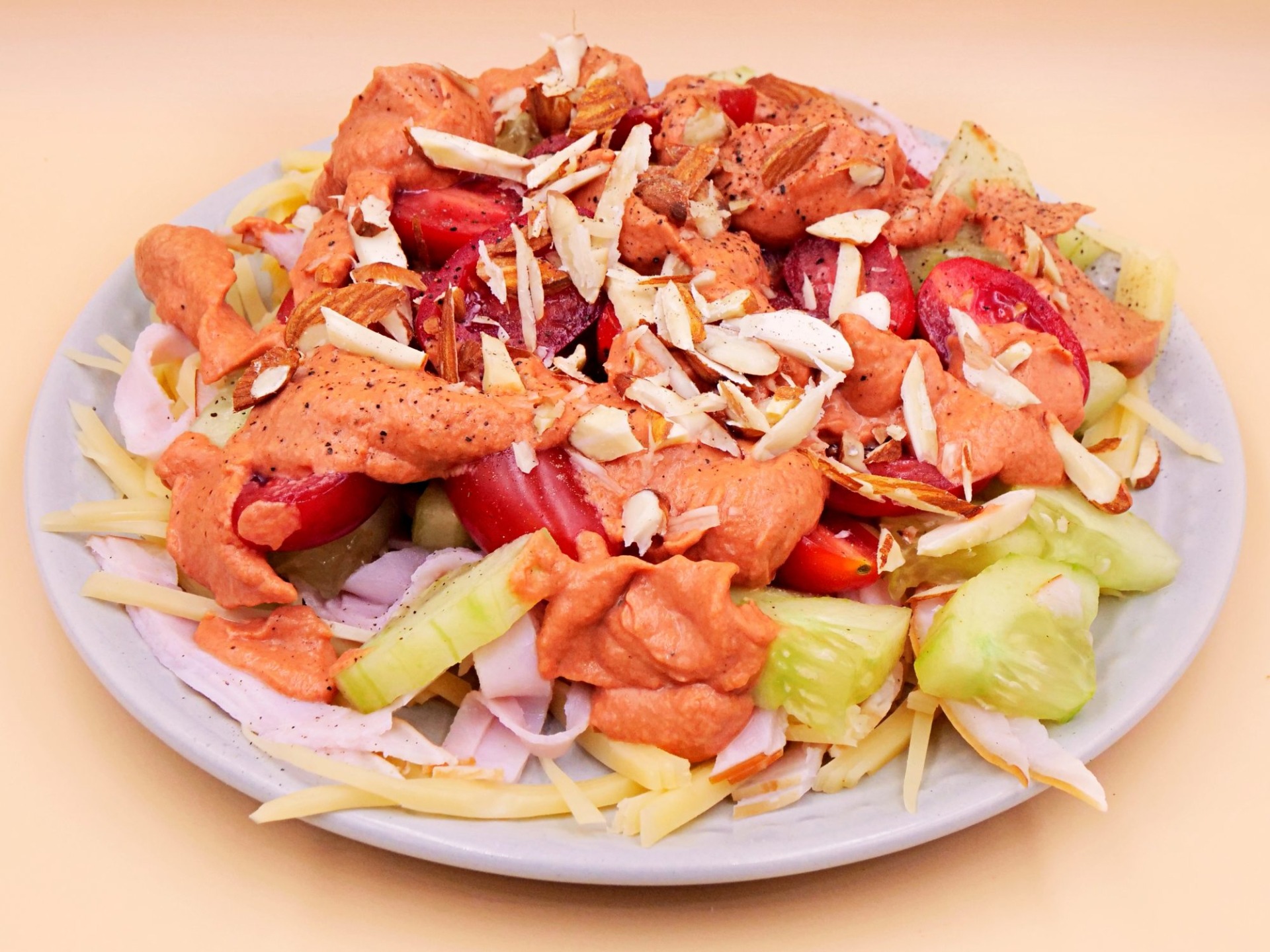 Sałatka z serem i polędwicą sopocką z sosem pomidorowym