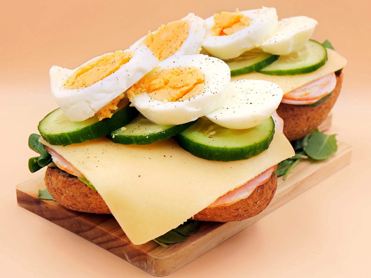 Kanapka z wędliną, serem i jajkiem na twardo