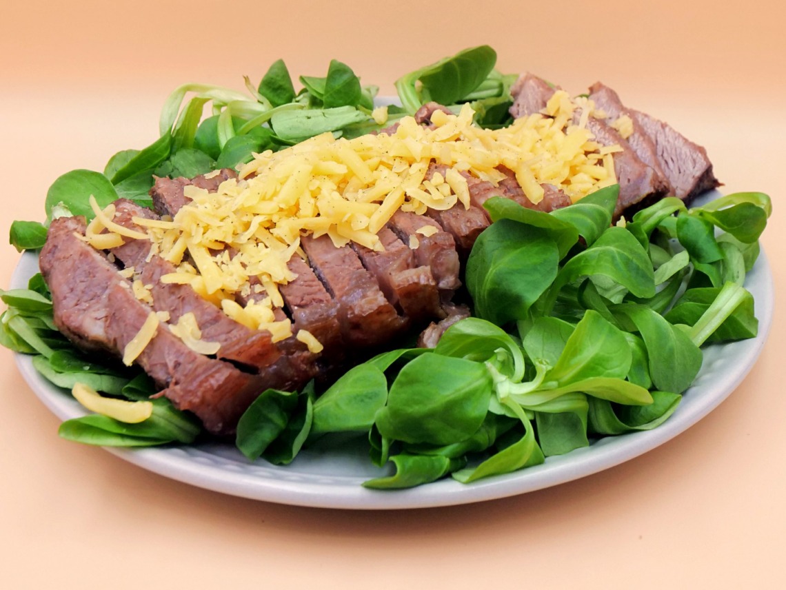 Pieczony stek z serem na roszponce