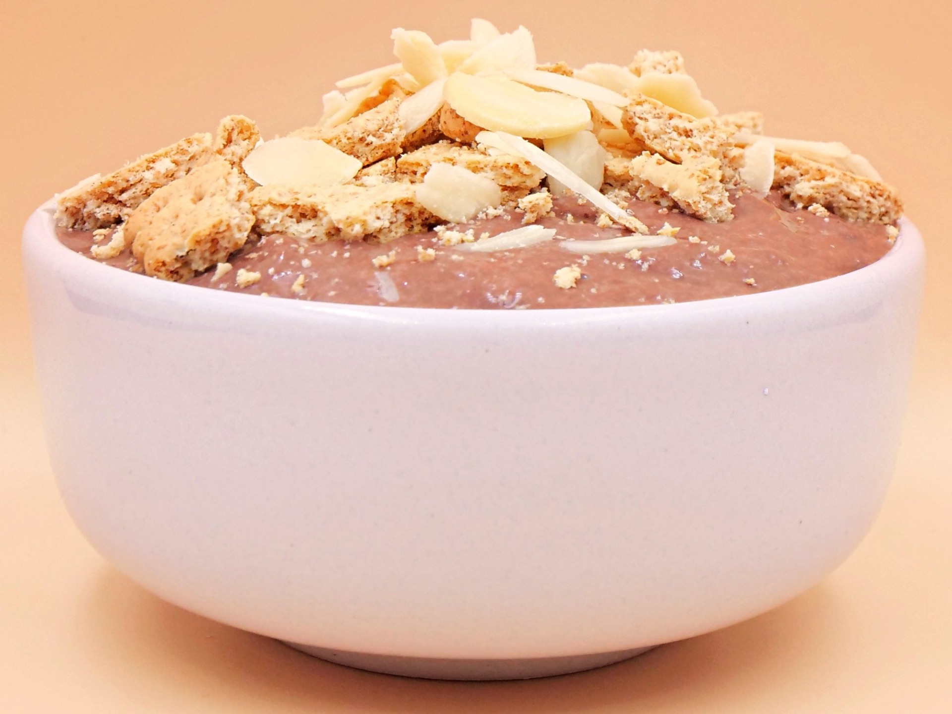 Pudding proteinowy z herbatnikami i płatkami migdałowymi