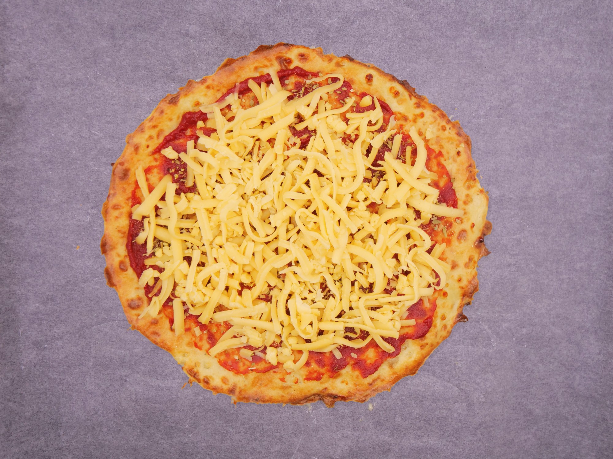 Pizza na spodzie z serka wiejskiego