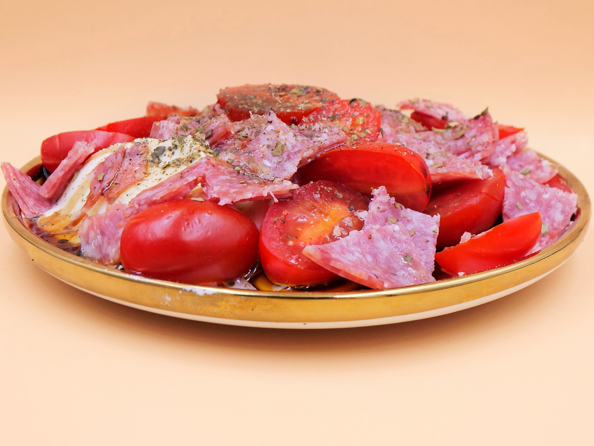 Sałatka z mozzarelli i salami
